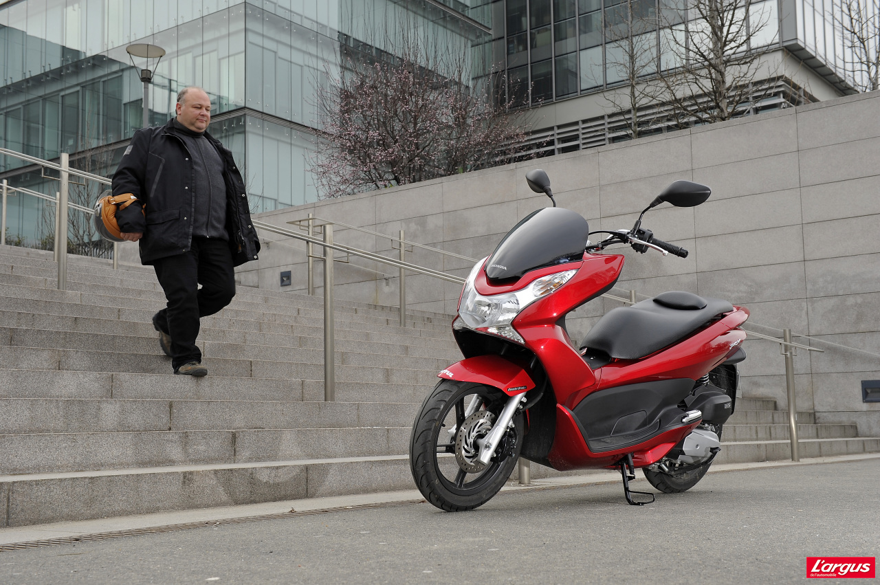 Honda PCX 125 : un scooter urbain encore plus économique - L'argus